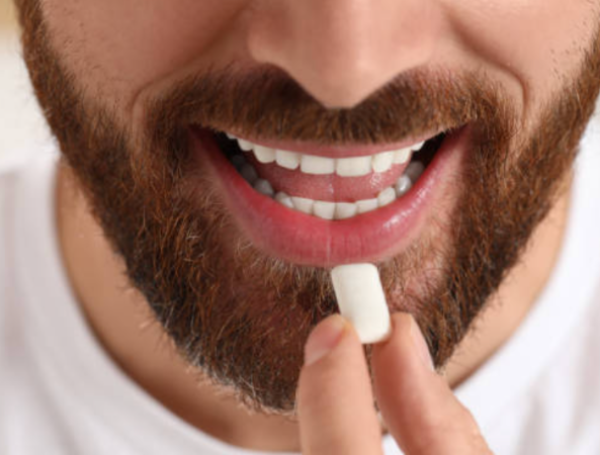 Hasta 30.000 microplásticos al año consumiría una persona que mastica ...