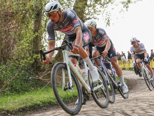 Tadej Pogacar falló y se cayó en la París-Roubaix: van der Poel ganó ...