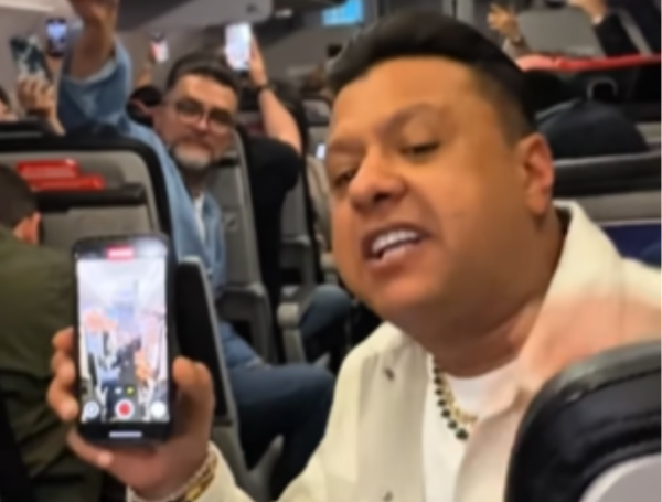 Rafael Santos, hijo de Diomedes Díaz, cantó para los pasajeros de un avión con destino al ...