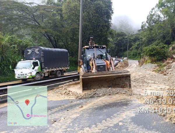 Cierre de autopista Medellín - Bogotá por derrumbe en la vía ...
