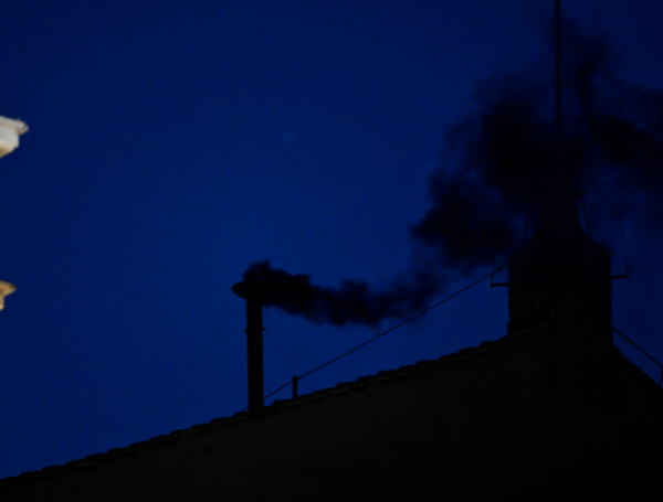 ¿Cómo se hace el humo negro y el humo blanco para elegir al nuevo papa ...