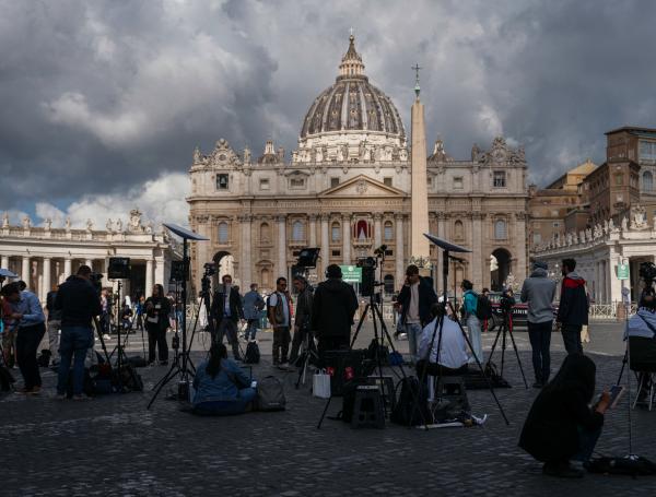 Cónclave 2025| Segunda fumata negra en el Vaticano tras otra ronda de ...