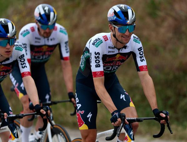 Egan Bernal ‘sobrevivió’ a las caídas de la primera y peligrosa etapa ...