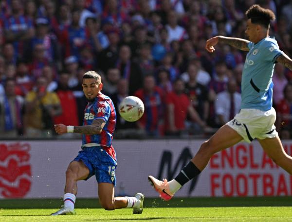 Daniel Muñoz, de barrabrava a gran campeón de la FA Cup con el Crystal ...