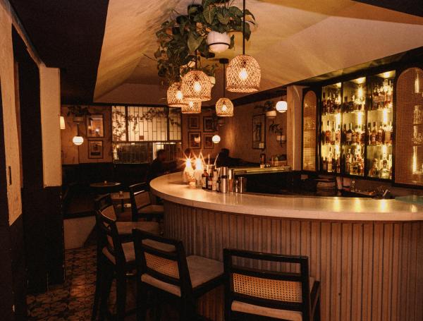 Entre cócteles y vinilos, Bar Continental el rinde homenaje a la salsa ...