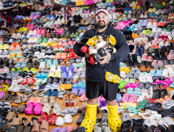 Rompió récord Guinness por su colección de Crocs: no sabía atarse los ...
