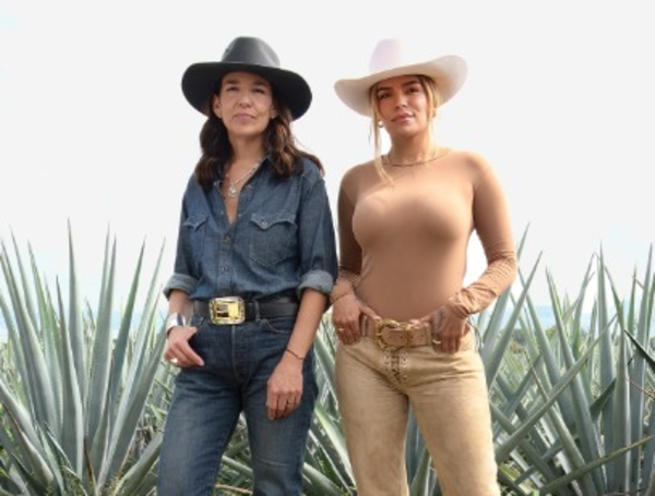 Karol G lanzó su tequila '200 Copas' con Casa Dragones