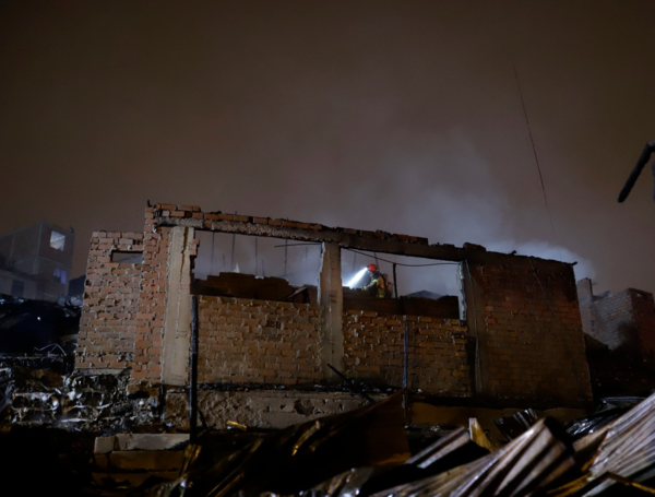 Voraz incendio en Lima, Perú, deja cuatro heridos y al menos 100 ...