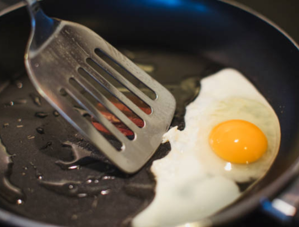 Cómo fritar un huevo para que quede perfecto en un sarten de acero ...