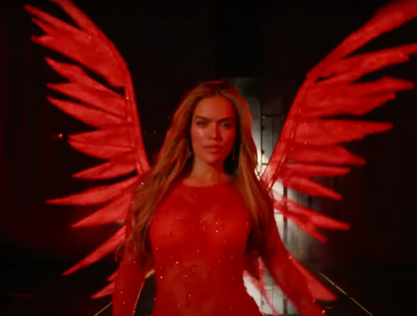 Reviva aquí la presentación de Karol G como ángel del Victoria’s Secret Fashion Show 2025