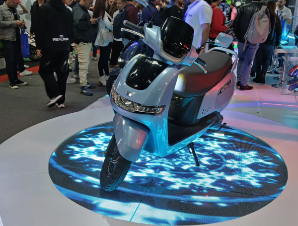 TVS Motor lanza el scooter eléctrico iQube en Colombia, durante la ...