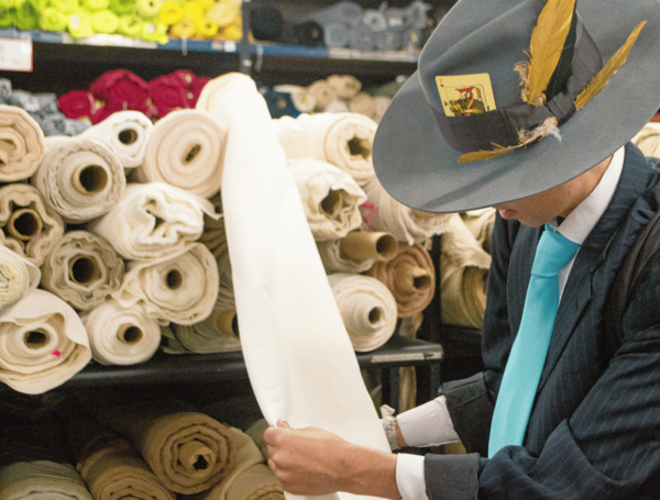 “La moda es un cuento y me encanta”: el diseñador colombiano Sebastián ...