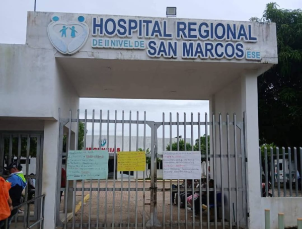 Extrabajadores del Hospital de San Marcos (Sucre) se encadenaron y ...