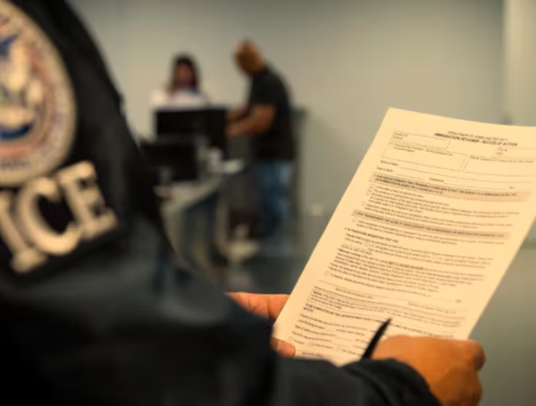 El documento que los migrantes pueden presentar ante ICE para suspender ...