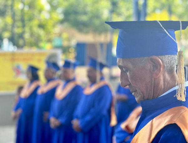 Con 79 años, el firmante de paz más longevo se graduó con una promoción de 41 nuevos bachilleres ...
