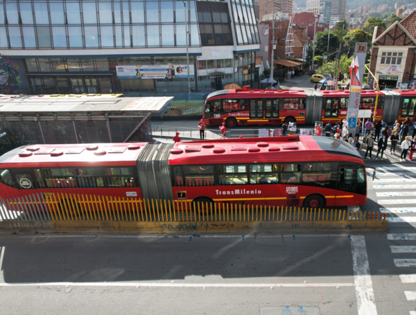 'Yo dependo de TransMilenio': las voces de quienes lo usan 25 años después