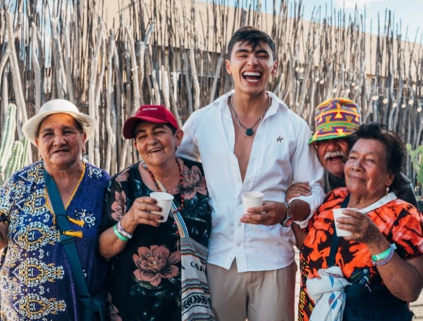 El influencer conocido como ‘el chico de la ruana’, llevó a 50 ...