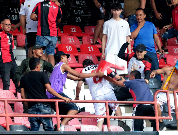 Difunden nuevo video de la brutal pelea entre hinchas de Cúcuta en las ...