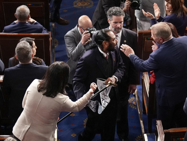 Este es el momento en que expulsan a congresista durante discurso de ...