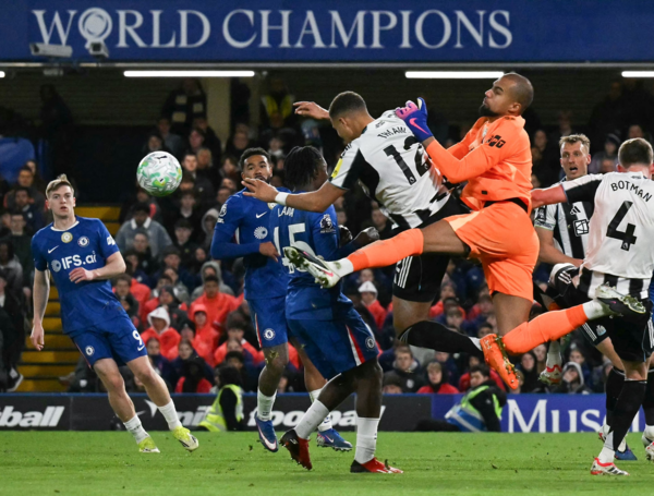 El curioso momento viral del Chelsea: el árbitro quedó atrapado en la ...