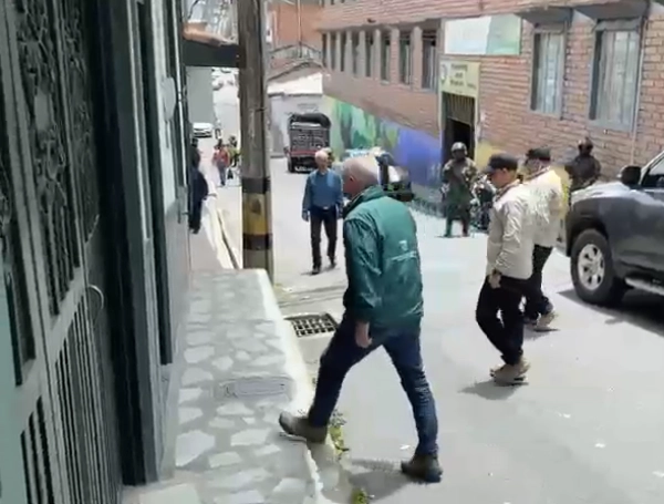 Gobernador de Antioquia, Andrés Julián Rendón, se dirige al hogar del ...