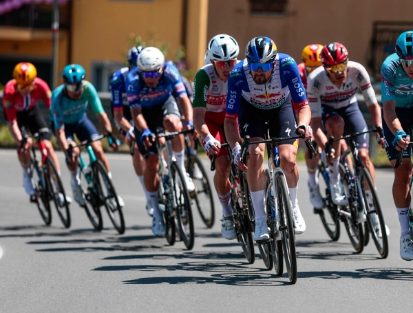 Egan Bernal aguantó los ataques y el ritmo infernal de la etapa 18 del ...
