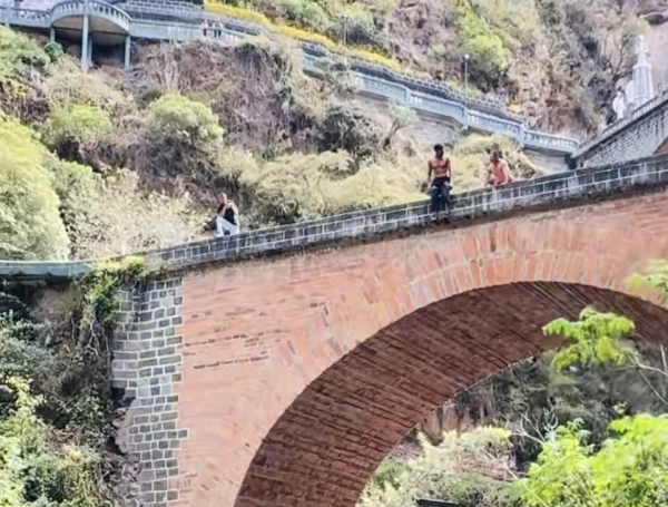 El temerario hombre que se arrojó desde un puente al río en pleno ...