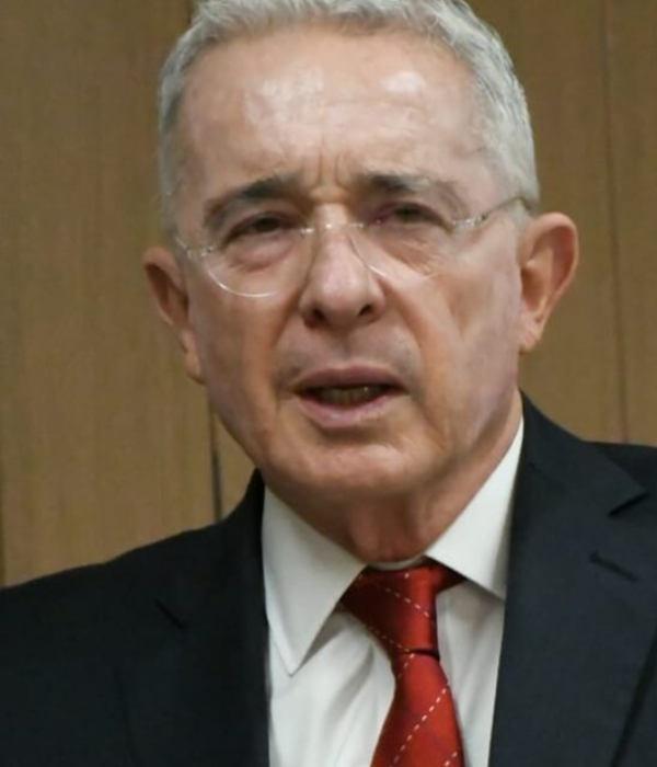 Álvaro Uribe lanza críticas al presidente Gustavo Petro: 'Los domingos ...