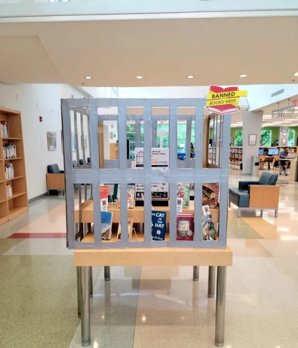 Prohibición de libros en colegios públicos de EE. UU. alcanza niveles ...