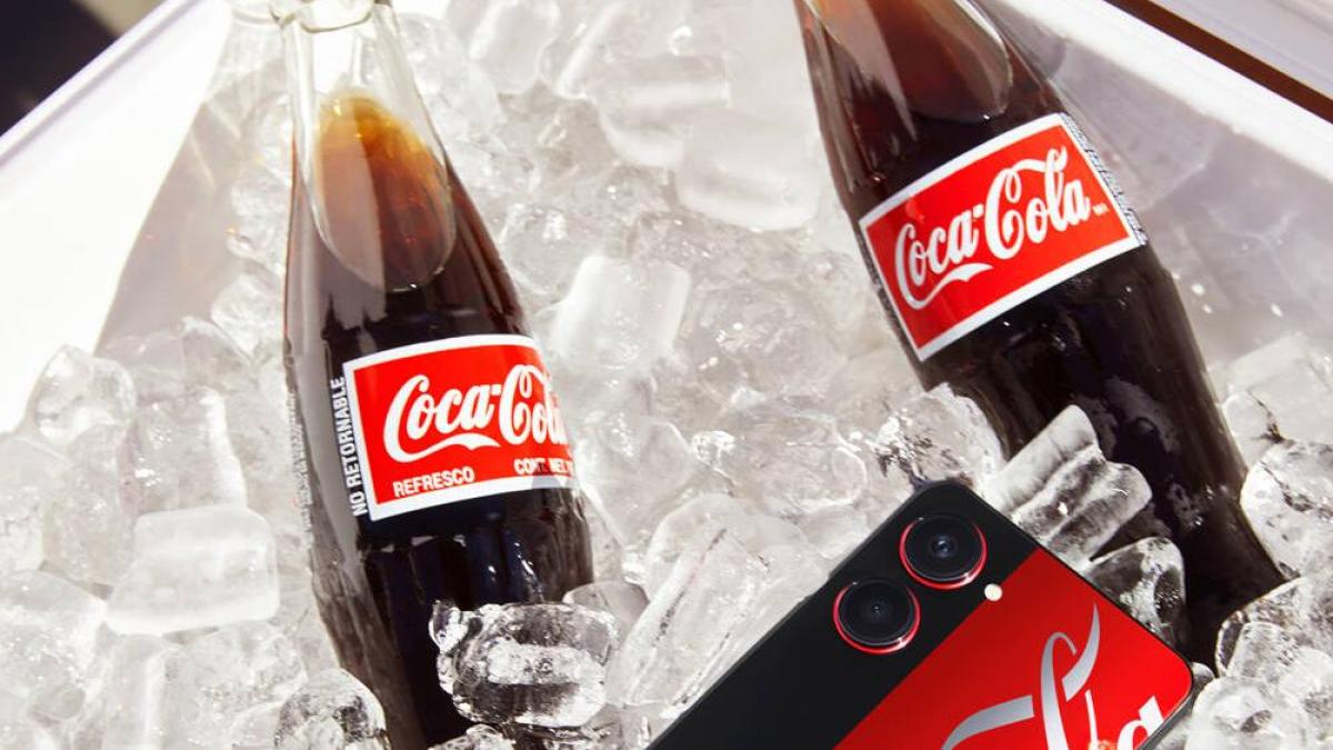 Coca Cola y realme lanzan un celular con pocas unidades en el mercado