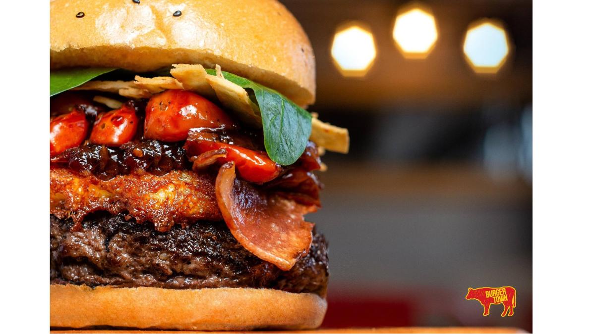 ¿A qué sabe y qué ingredientes tiene la nueva reina del Burger Master ...