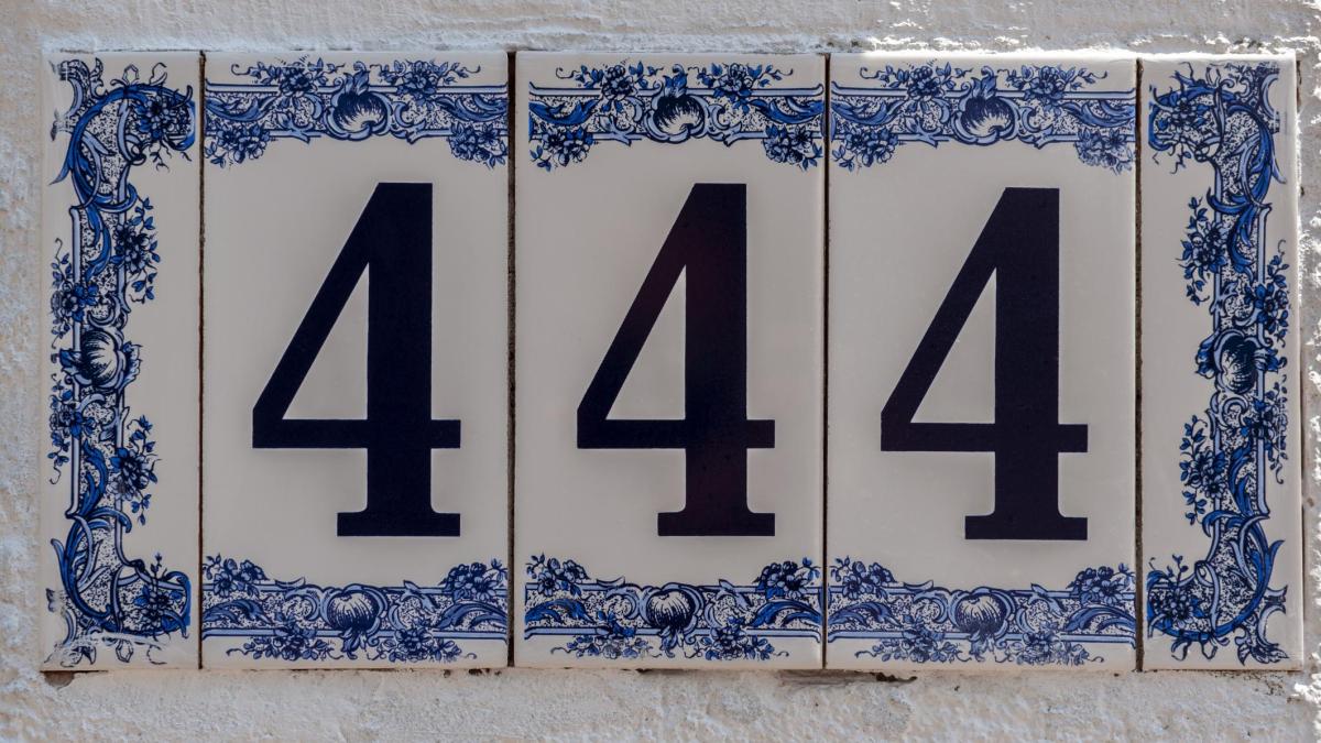 ¿Ve mucho estos números 444? Según la numerología es un poderoso mensaje