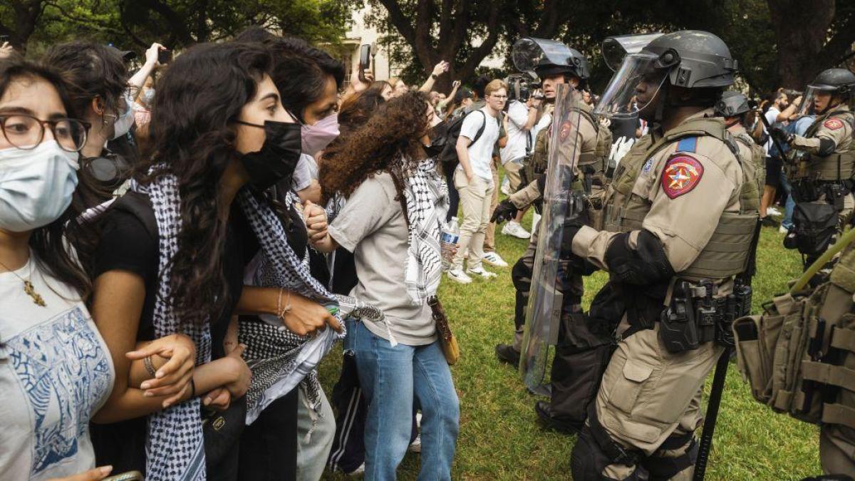 ¿Qué pasó con los estudiantes detenidos en Texas durante protesta ...