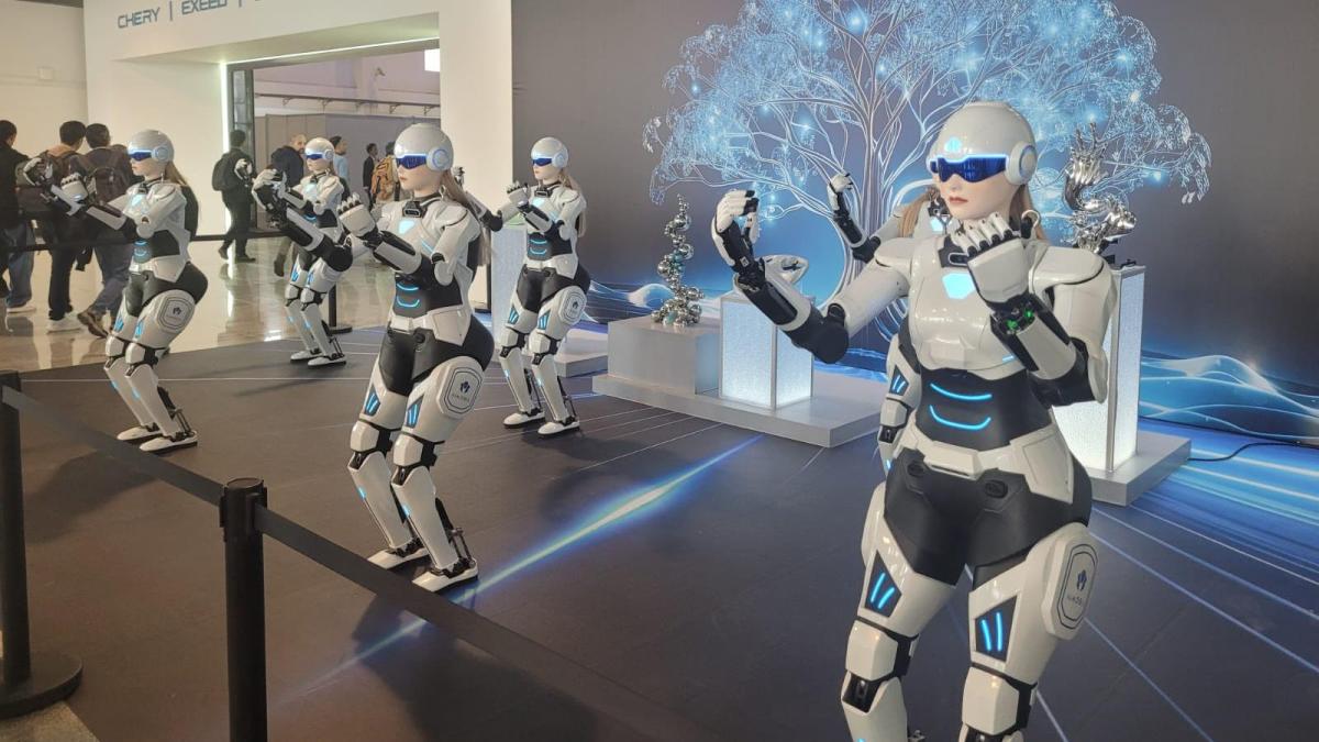 Video: el perro robot Argos y la robot humanoide de Chery que se ...