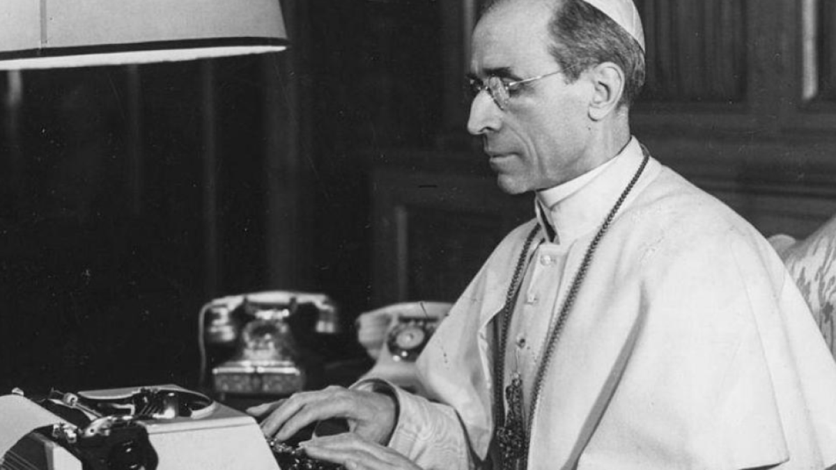 El aterrador funeral del papa Pío XII: su cuerpo explotó en el ataúd ...