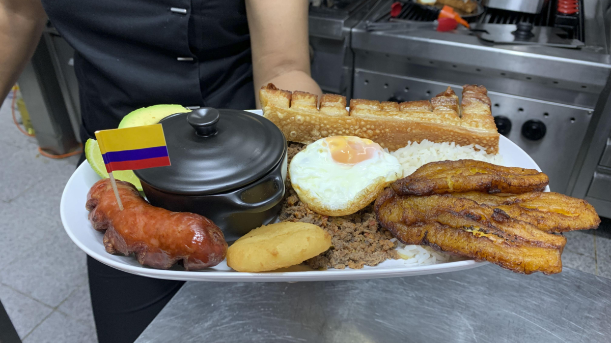 Patacones, chicharrón, ajiaco y bandeja paisa, los sabores de la ...