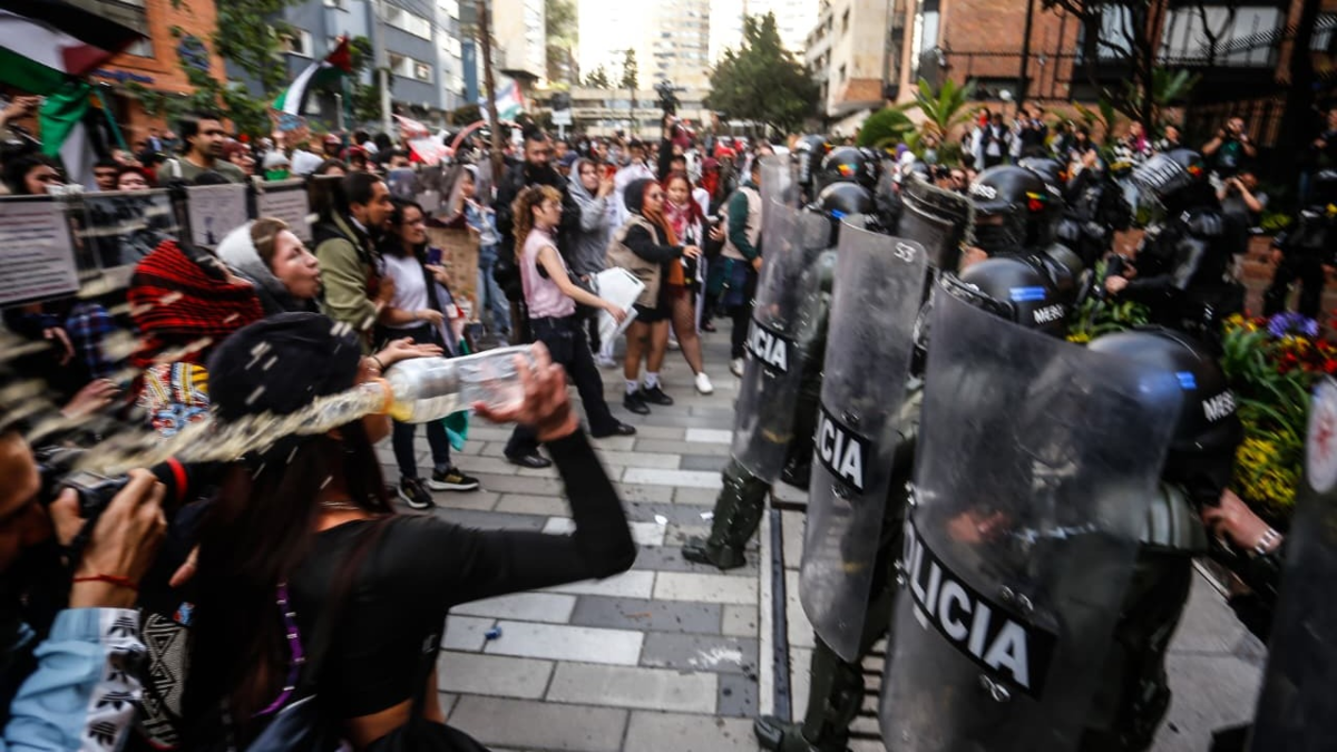 Policía permanece con tanquetas y fuerza disponible en edificio de la ...