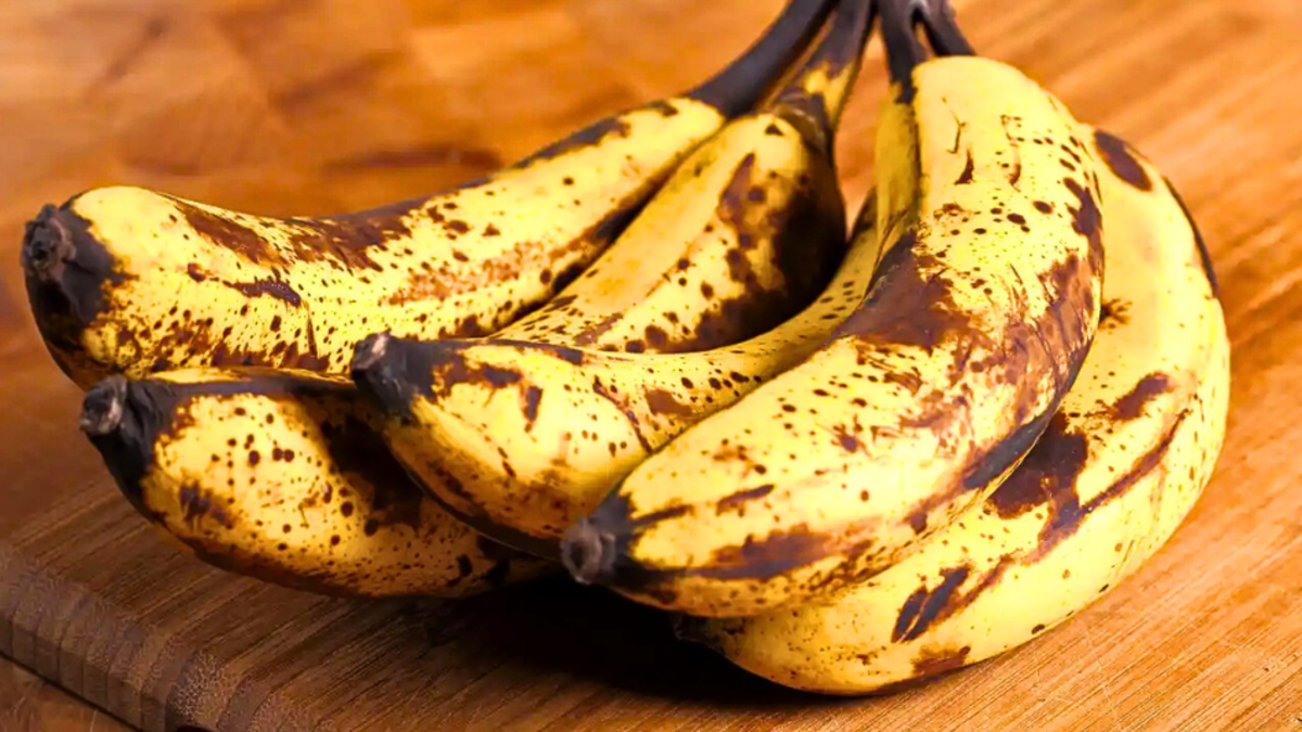 El truco casero e infalible que de verdad conserva los bananos frescos ...