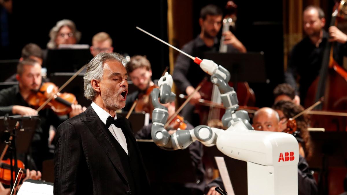 Robot dirige concierto junto a Andrea Bocelli en Pisa, Italia