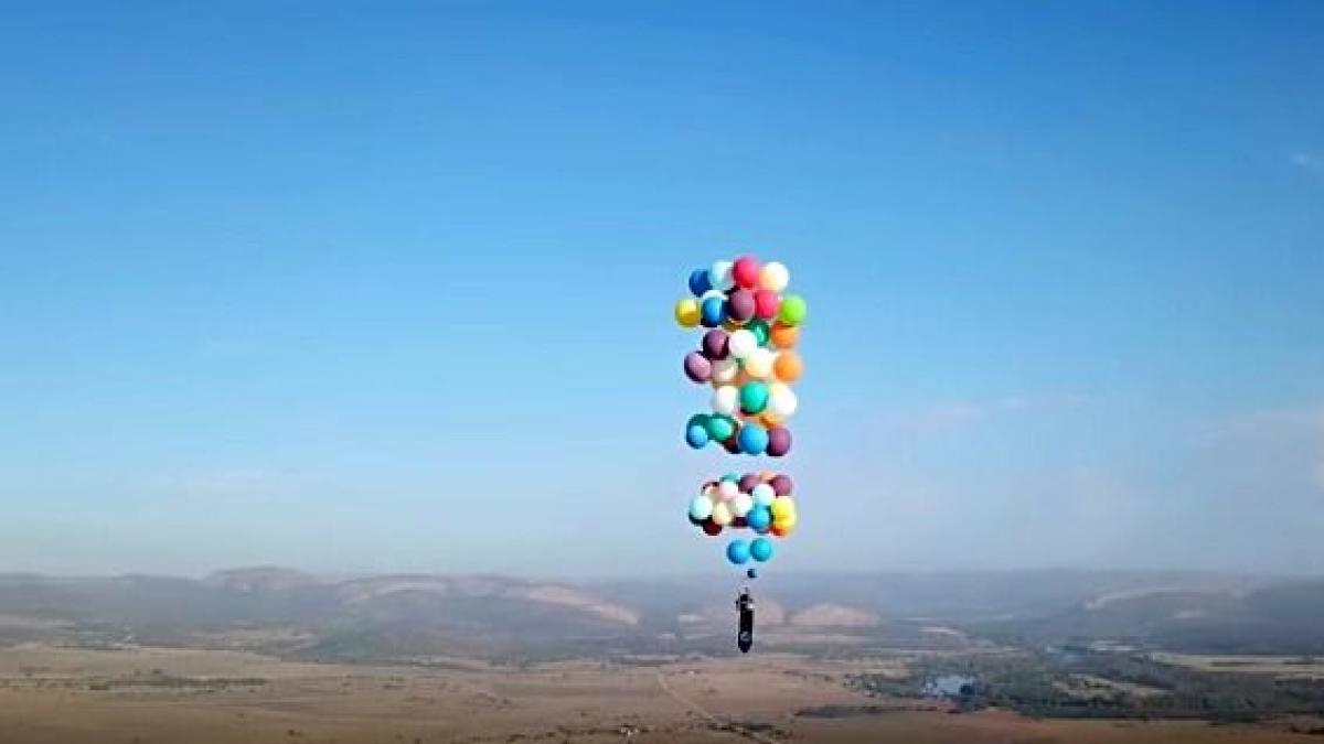 Británico logra viajar con 100 globos de helio como en la película 'Up'