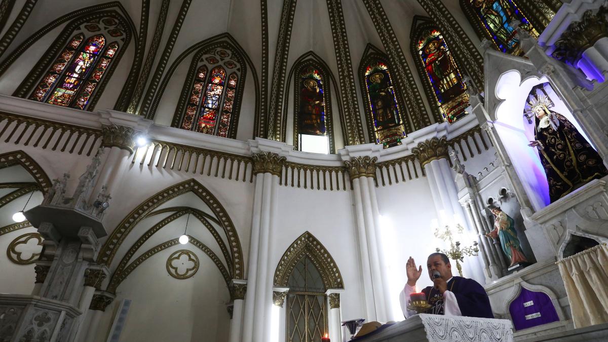 Una misa en carro, nueva estrategia de la Iglesia en París