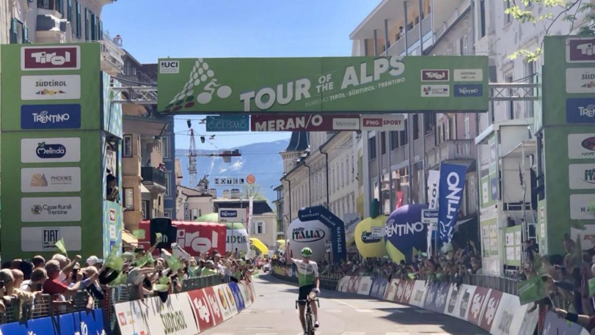 Sosa sufrió caída y Pinot toma el mando del Tour de los Alpes