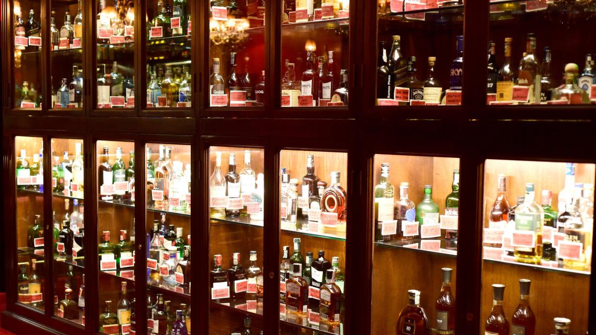 Red Room. El bar donde le guardan el trago que le queda
