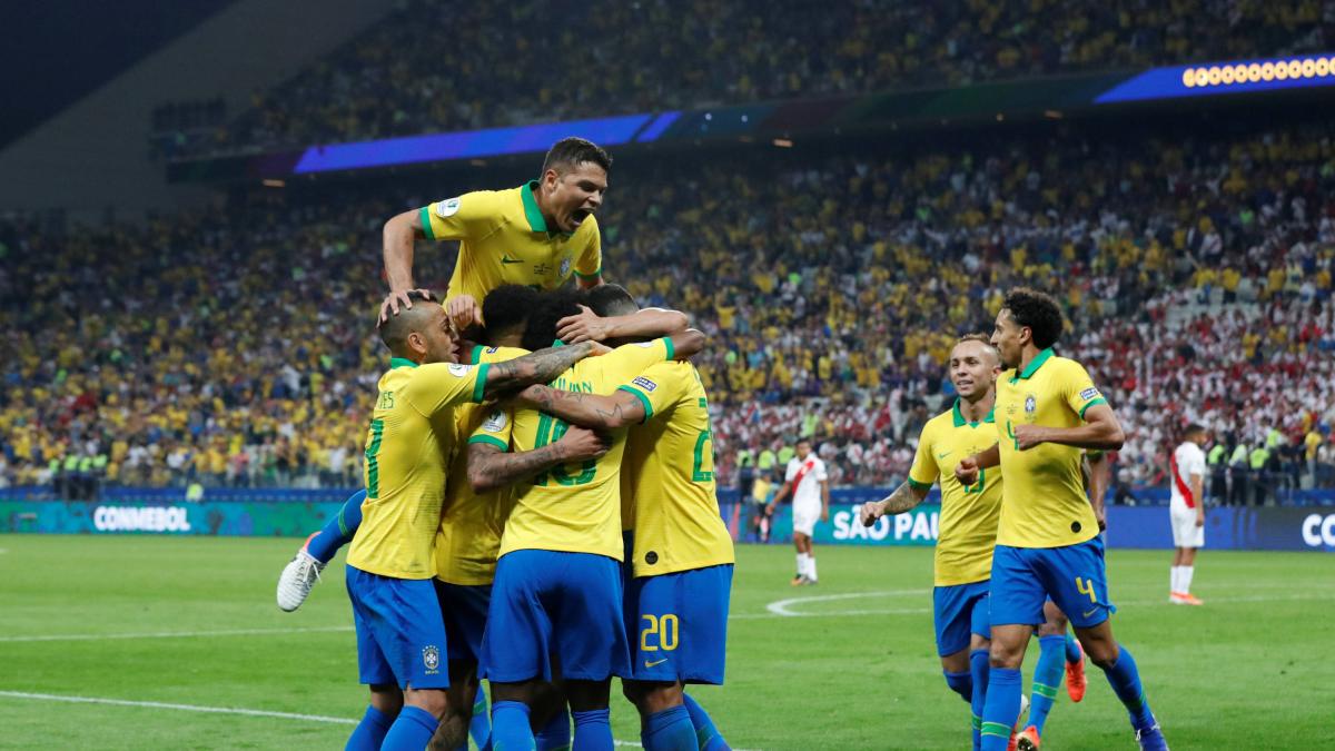 Brasil no tuvo piedad con Perú, lo goleó 5-0 y se adueñó del grupo A