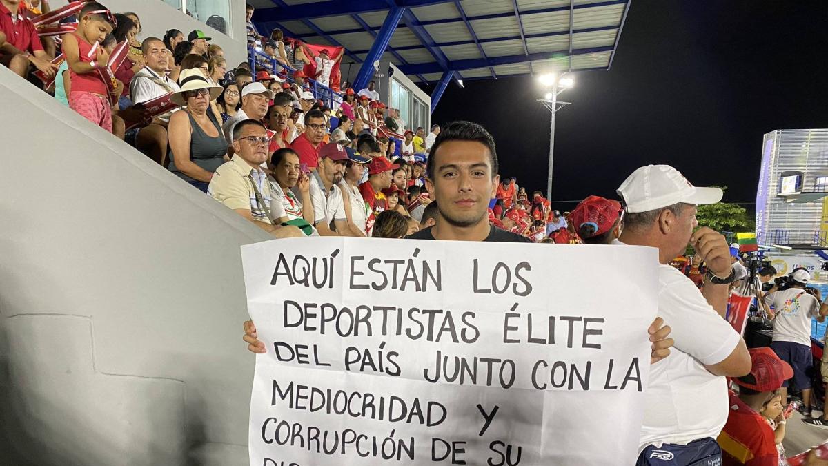 Jorge Iván Agudelo fue expulsado del complejo acuático por pancarta a ...