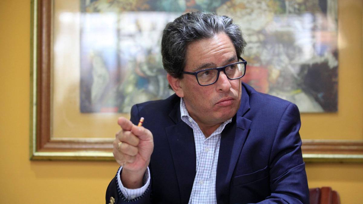 Perfil | ¿quién es Alberto Carrasquilla, el ministro que renunció?