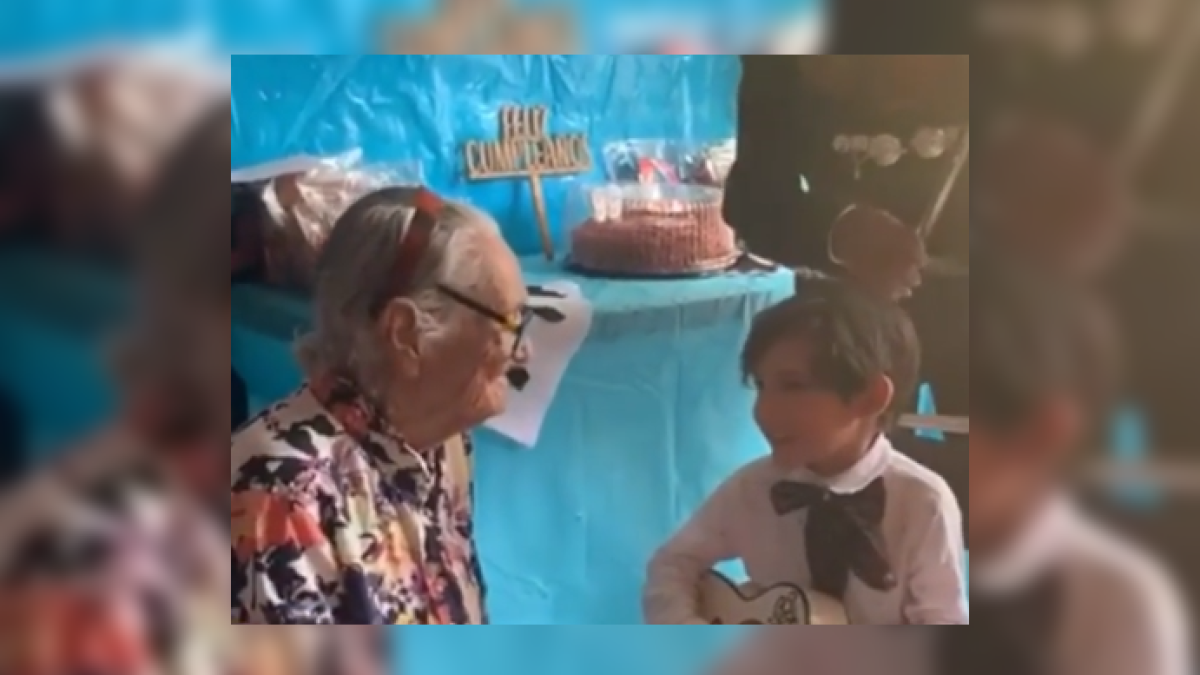 Como en la película Coco de Disney: Niño cantó a su bisabuela |Video ...