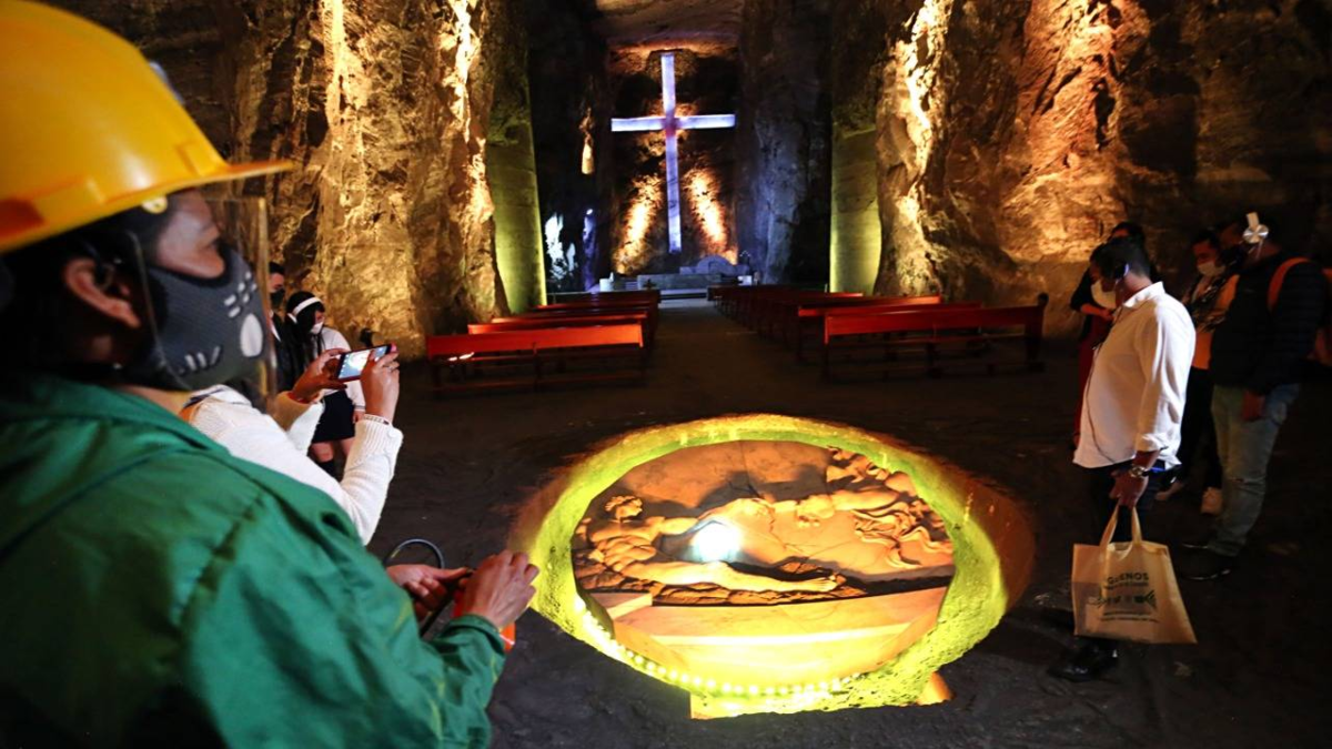 Catedral de Sal inaugura su alumbrado navideño con 400.000 luces y un árbol gigante de