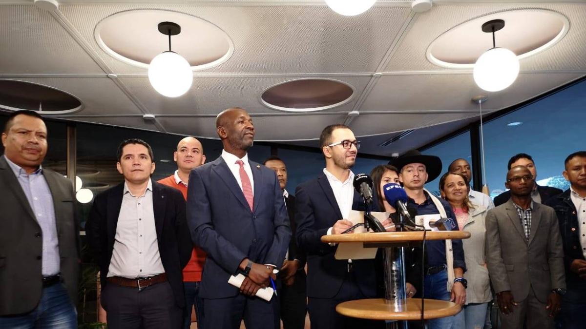 Congresistas de la CITREP firman un acuerdo por una bancada por la paz