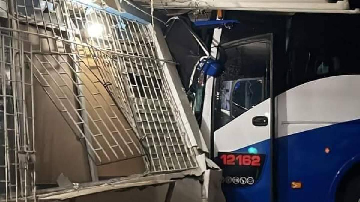 Bus interdepartamental choca contra terminal de transporte de Riohacha